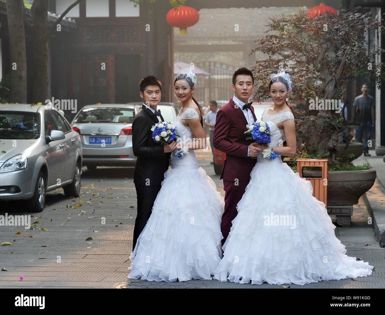Chinas synchronized swimming twins and their husbands pose on their ...