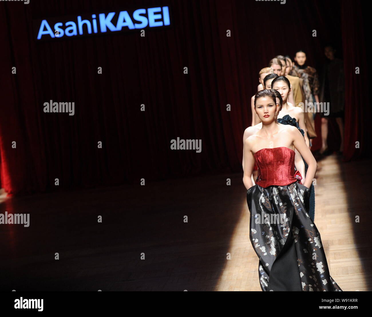 Chinese model Mo Wandan, front, and other models display new creations ...