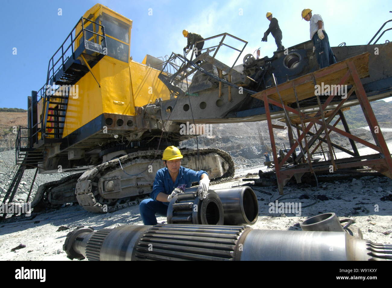 China copper mine hi-res stock photography and images - Alamy