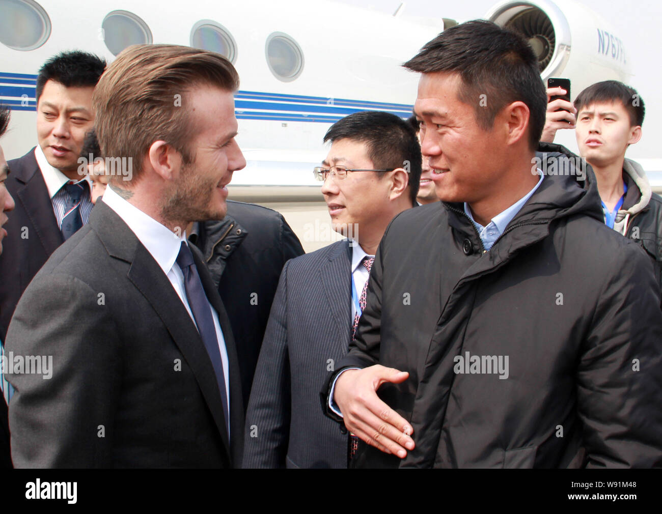 English soccer superstar David Beckham, left, talks with retired ...