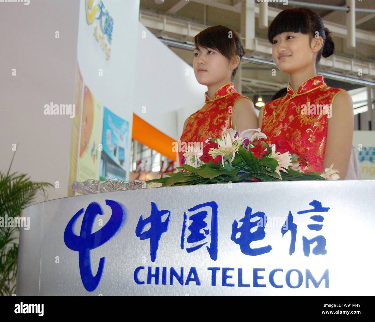 Telecommunications employees hi-res stock photography and images - Alamy