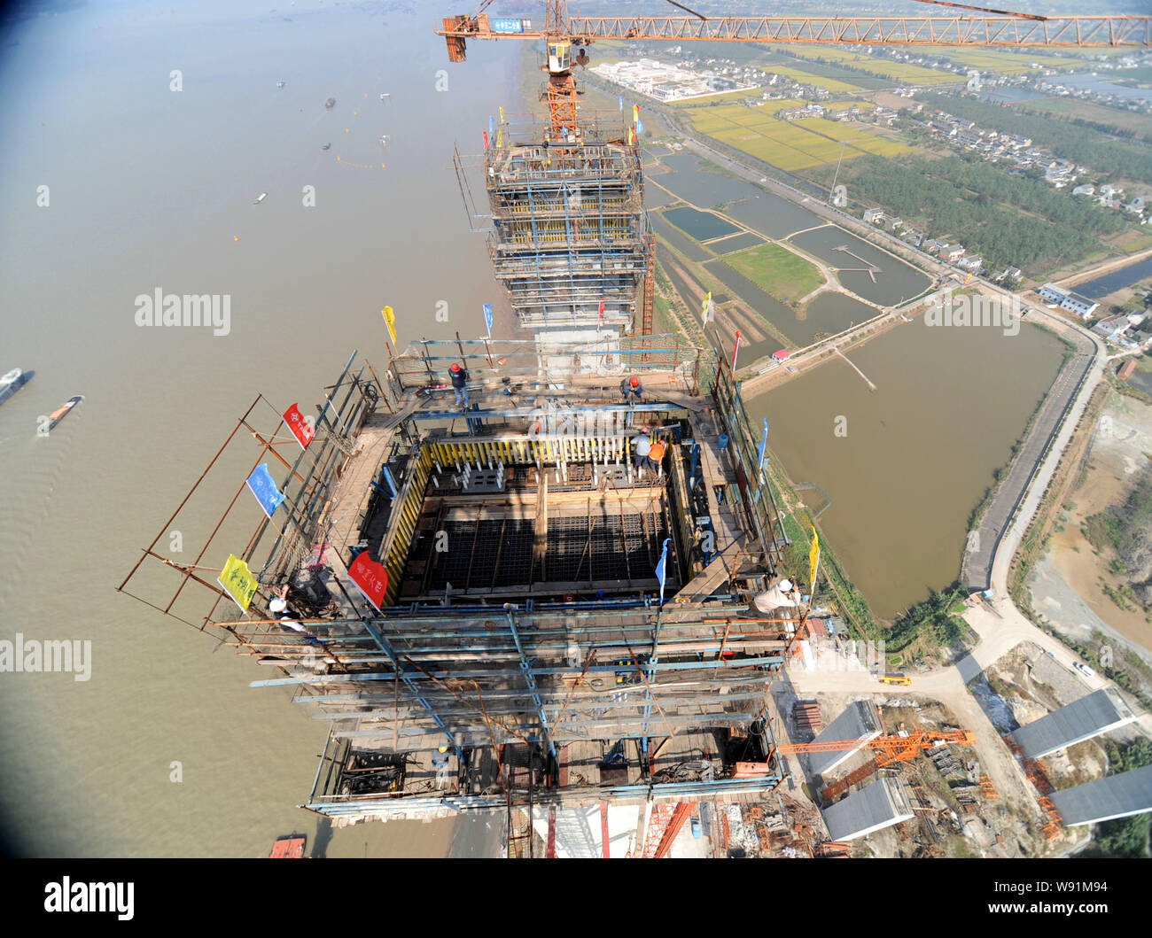 Taizhou yangtze river bridge, china hi-res stock photography and images ...
