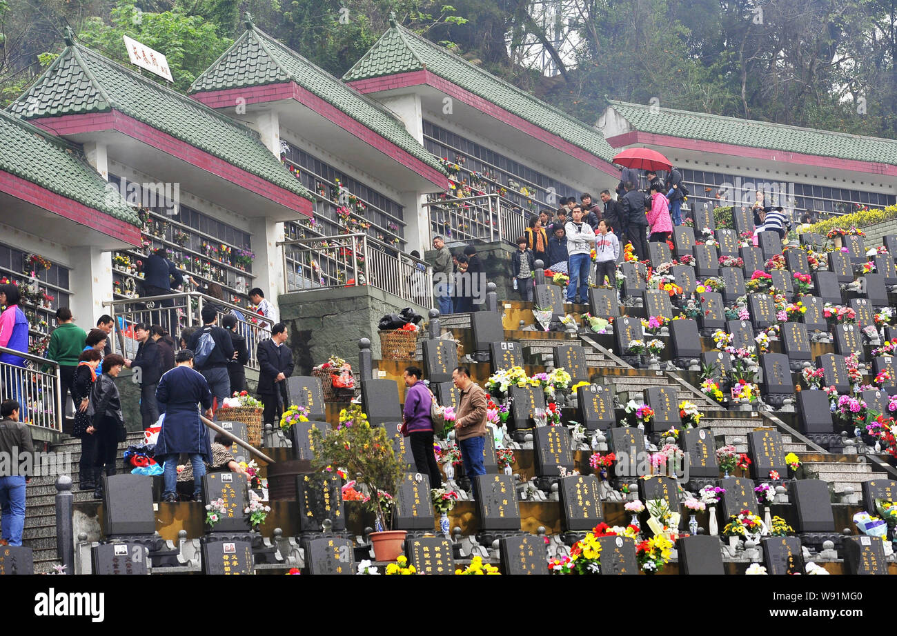 Ching ming festival tomb sweeping china hi-res stock photography and ...