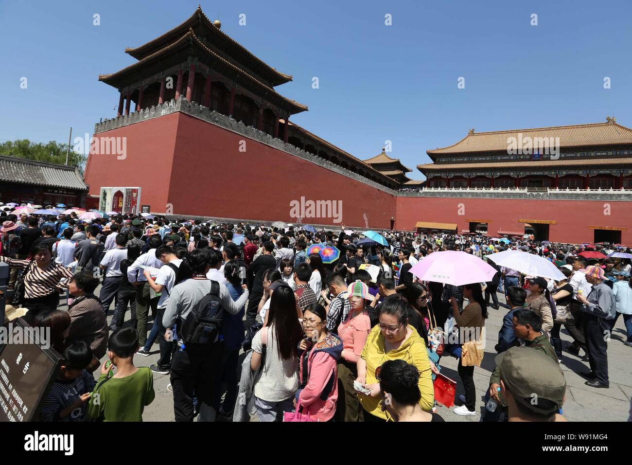 --FILE--Tourists crowd the Forbidden City during the May Day holiday in ...