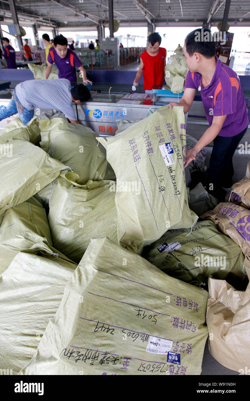 China shenzhen city shopping center hi-res stock photography and images ...