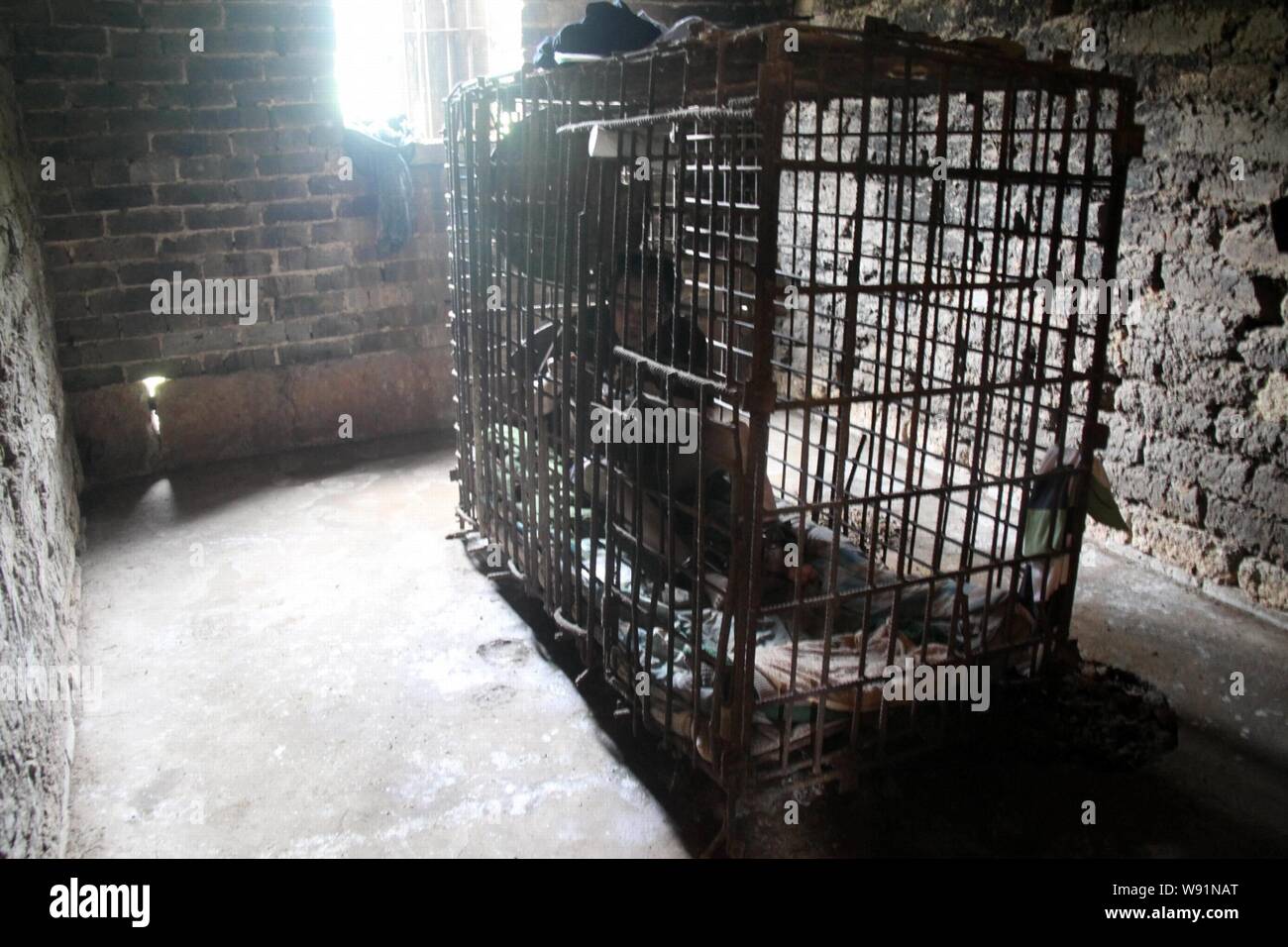Mentally-ill man Wu Yuanhong, whose feet are chained, eats food ...