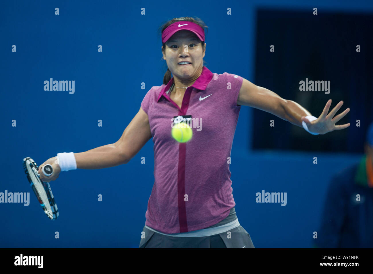 Li Na of China returns a shot to Petra Kvitova of the Czech Republic ...