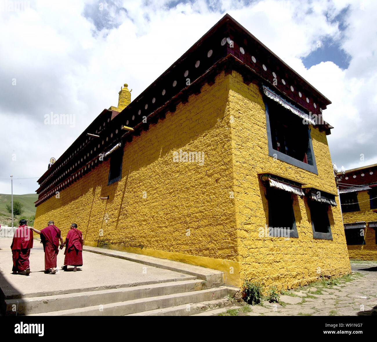 Ganden thubchen choekhorling monastery hi-res stock photography and ...