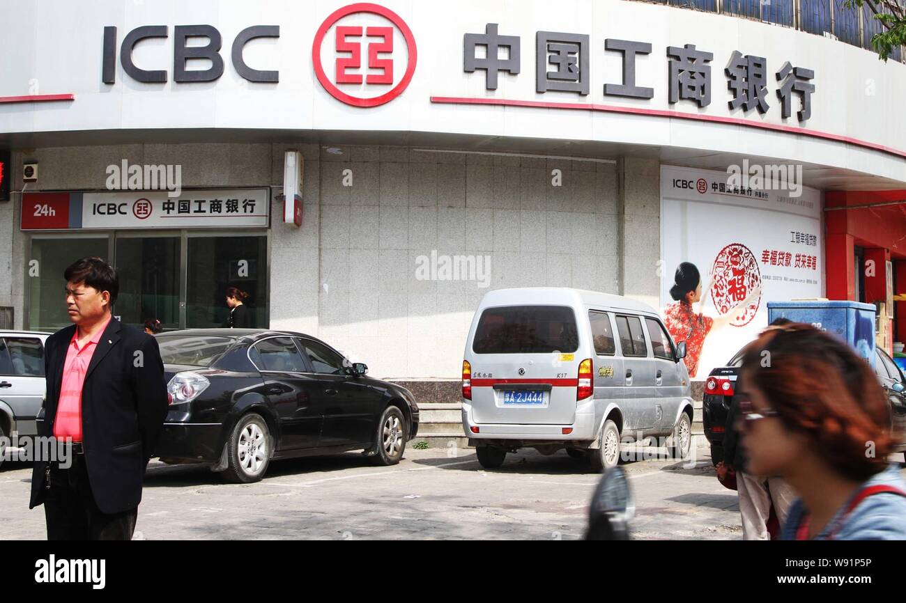 --FILE--Pedestrians walk past a branch of Industrial and Commercial ...