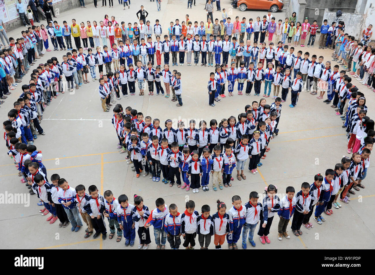 Chinese students line up to form a smiling face to celebrate the ...
