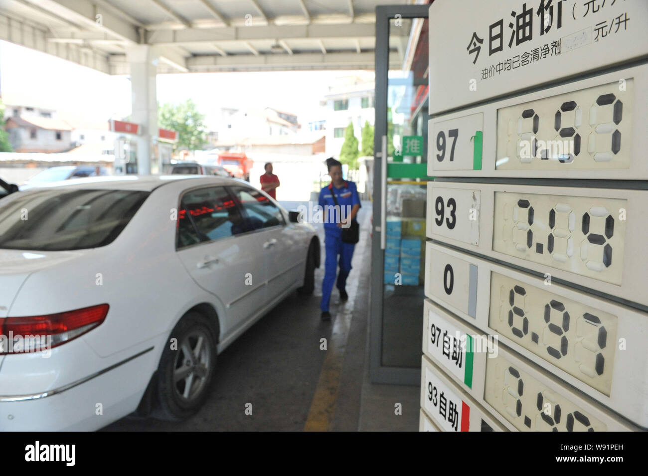 Car waits for gas hi-res stock photography and images - Alamy
