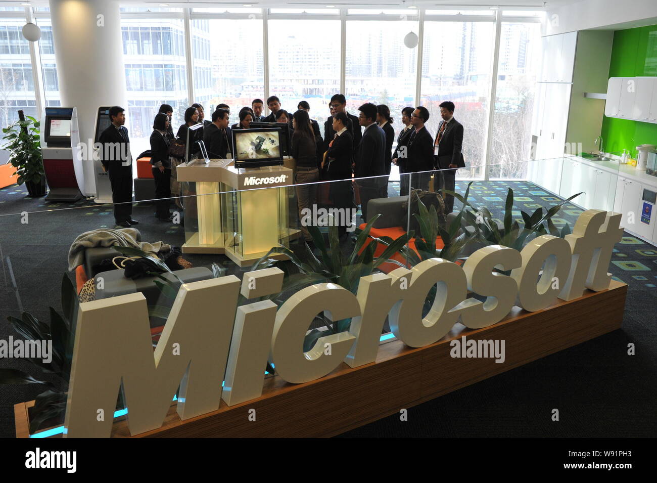 --FILE--Chinese employees have a meeting at the headquarter of ...