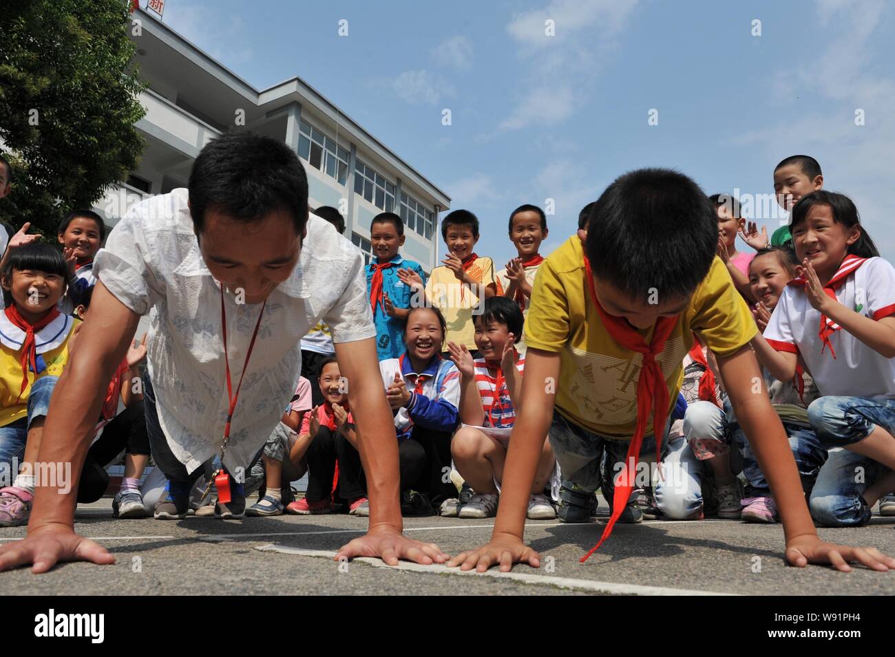 Primary school pe lesson hi-res stock photography and images - Alamy