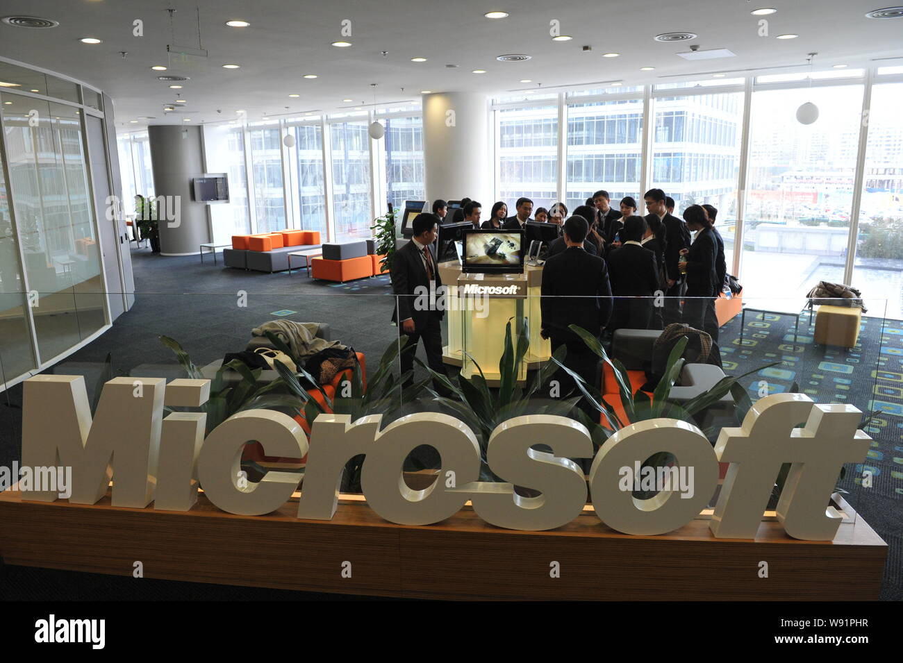 --FILE--Chinese employees have a meeting at the headquarter of ...