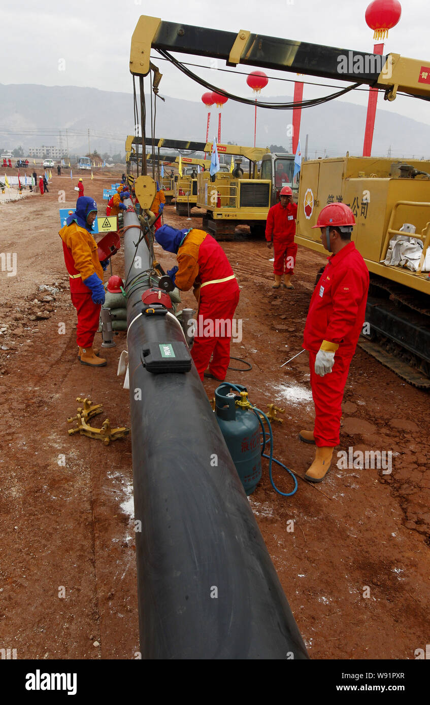 China myanmar pipeline hi-res stock photography and images - Alamy