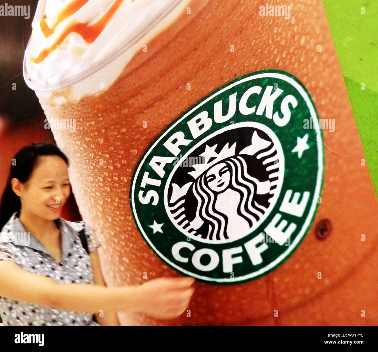 Advertisement starbucks hi-res stock photography and images - Alamy