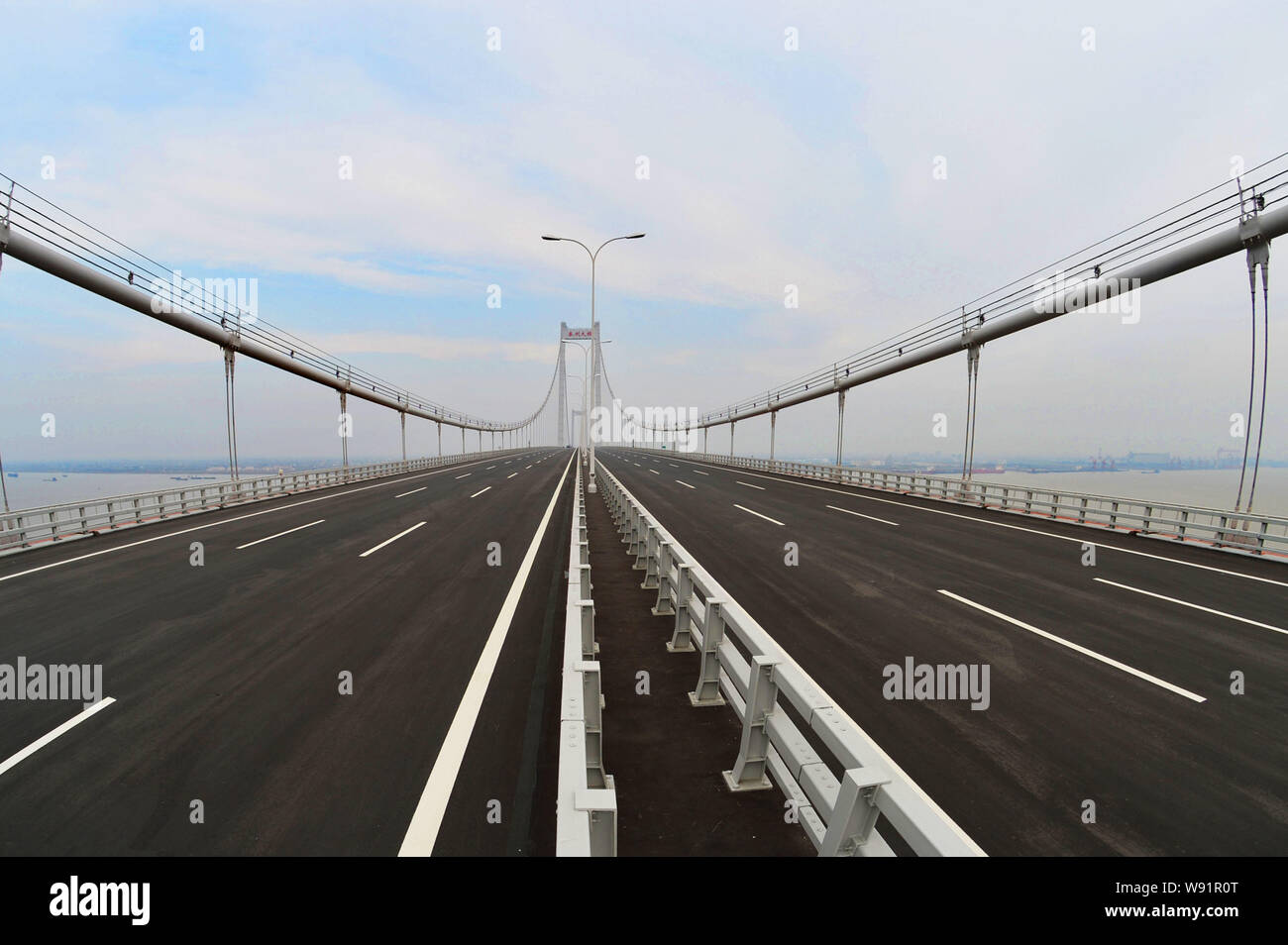 Taizhou yangtze river bridge, china hi-res stock photography and images ...