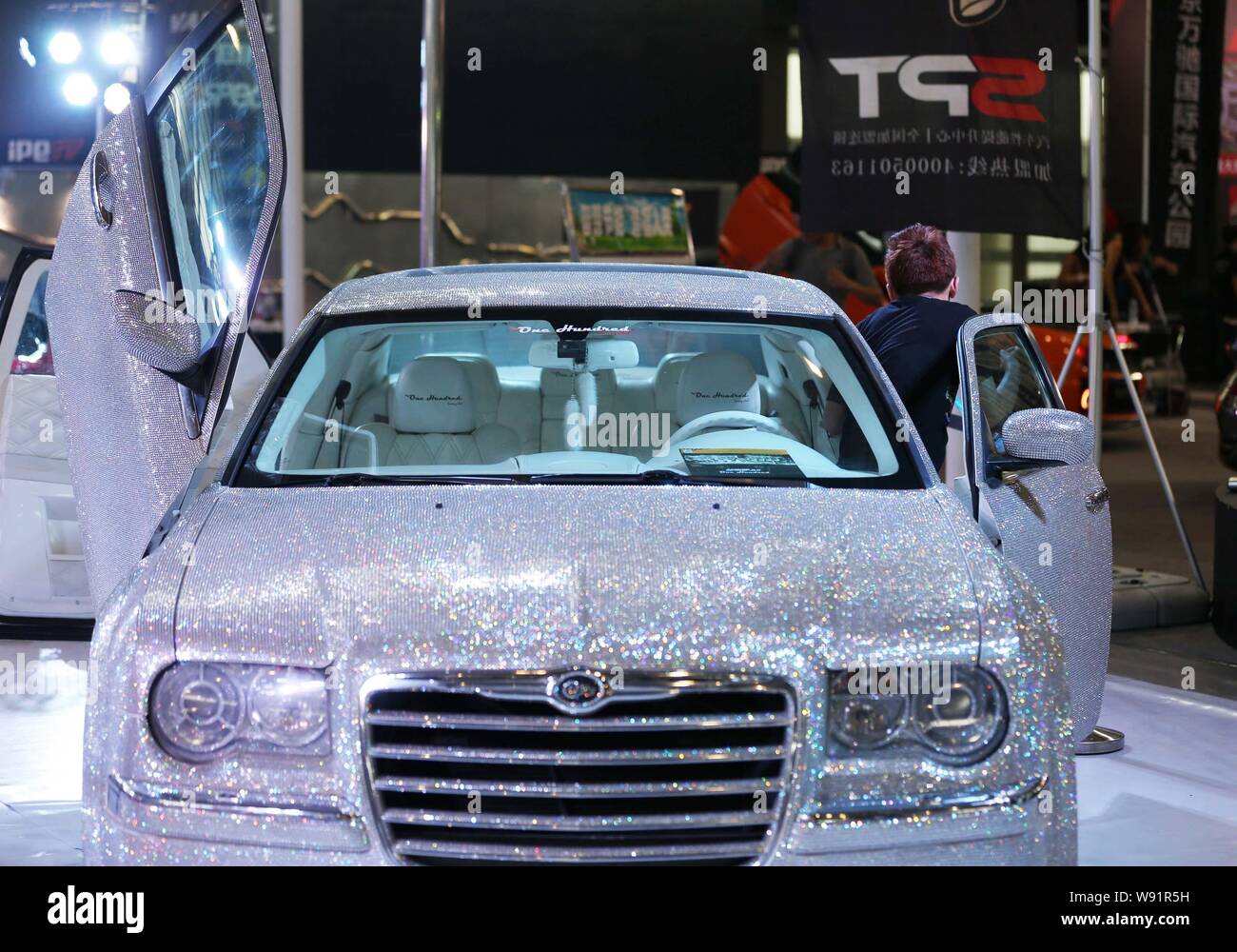 Chrysler 300c hi-res stock photography and images - Alamy