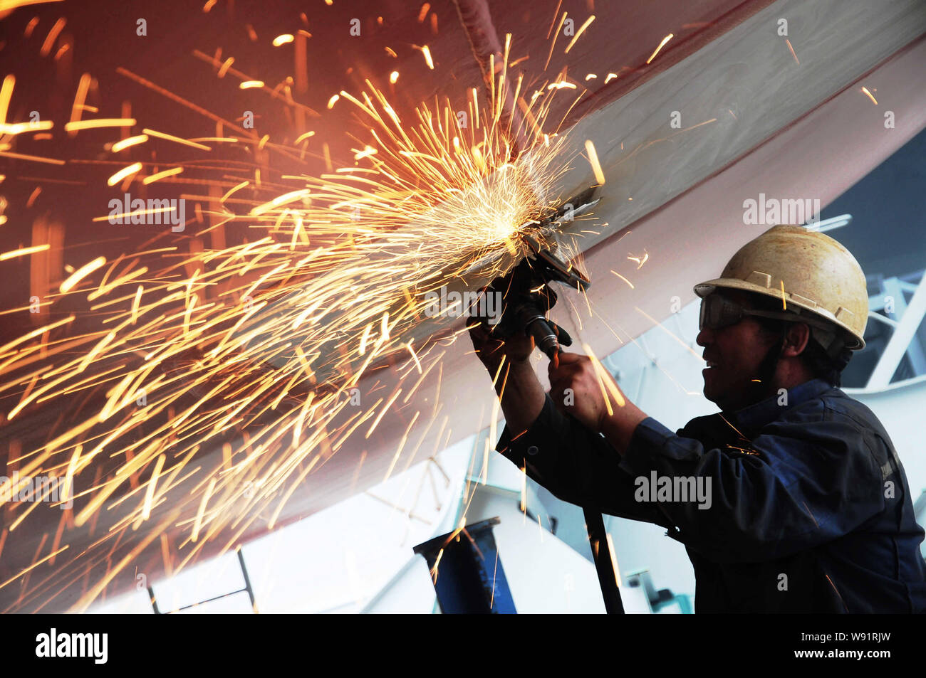 Chinese shipyard hi-res stock photography and images - Alamy