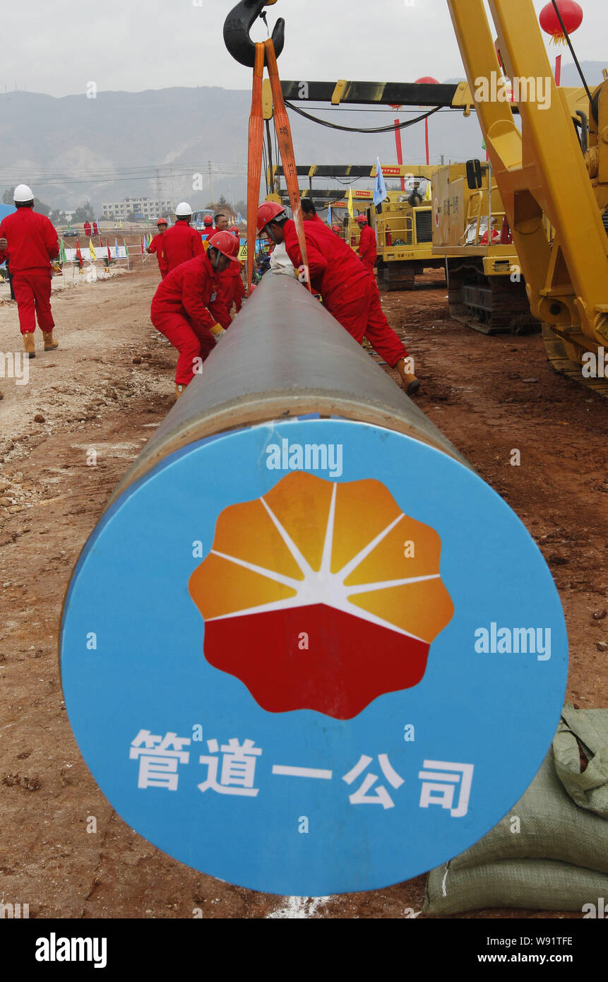 --FILE--Chinese workers of CNPC (China National Petroleum Corporation ...