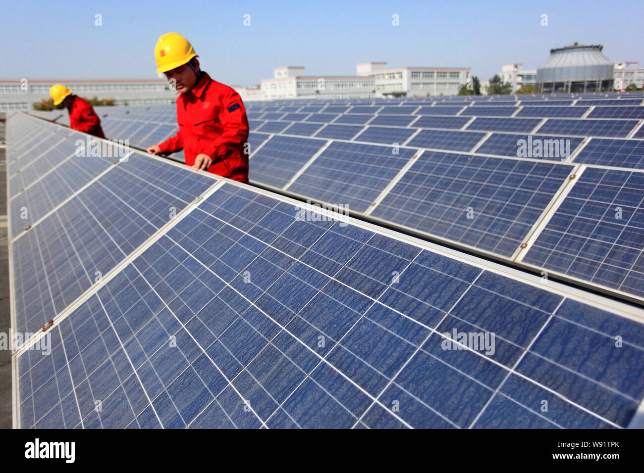 Rooftop solar power hi-res stock photography and images - Alamy
