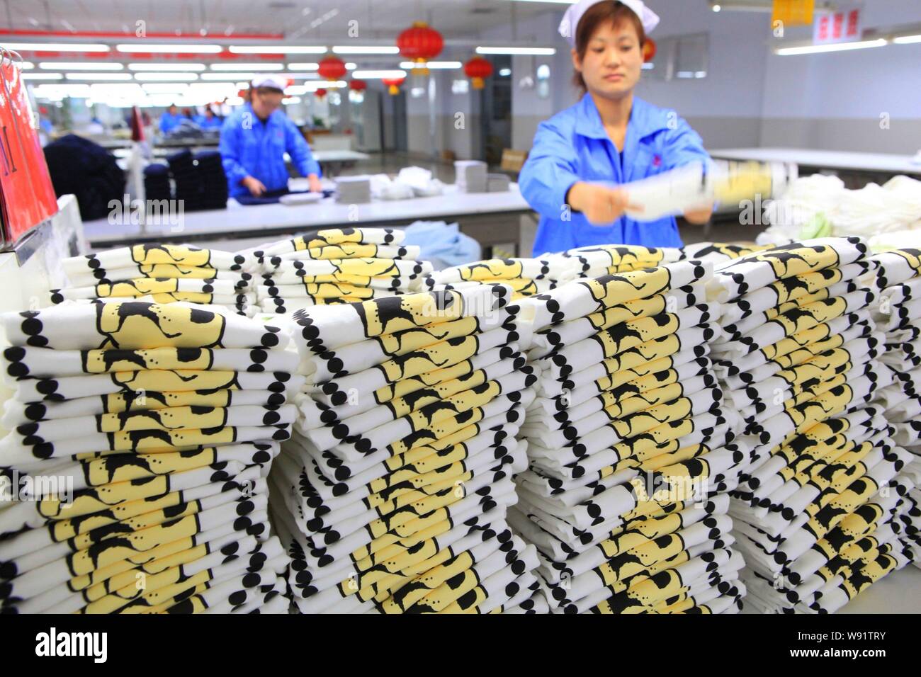 Fold clothes hi-res stock photography and images - Alamy