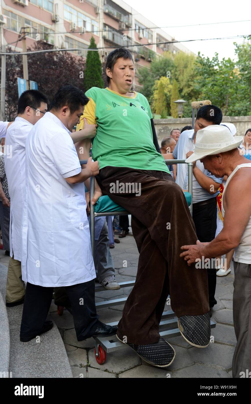 Wang Fengjun, the 2.55-metre Chinese man who is among the worlds ...