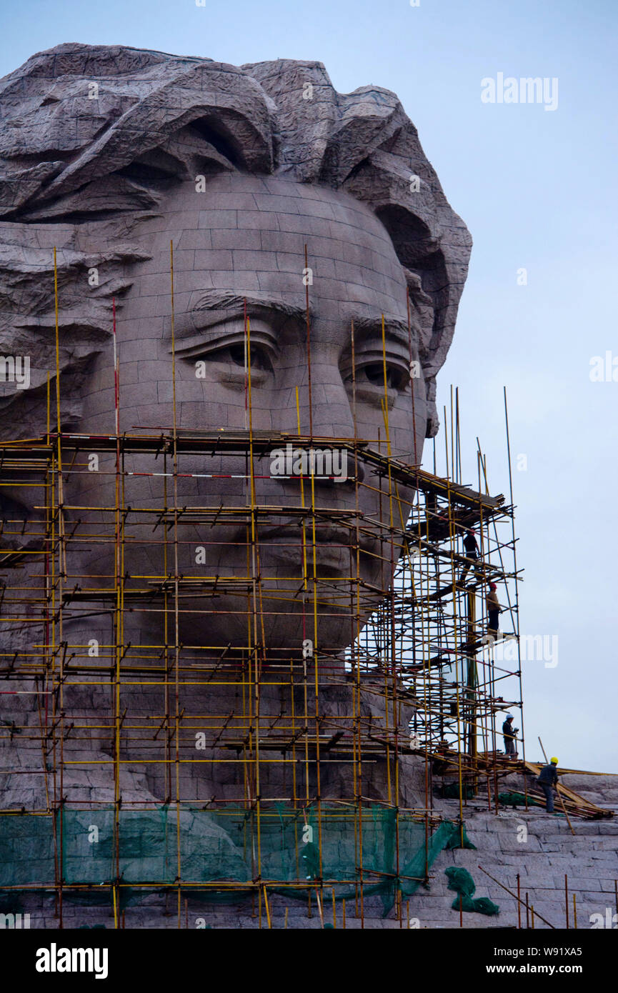 --FILE--Chinese workers build scaffoldings to clean up the giant statue ...