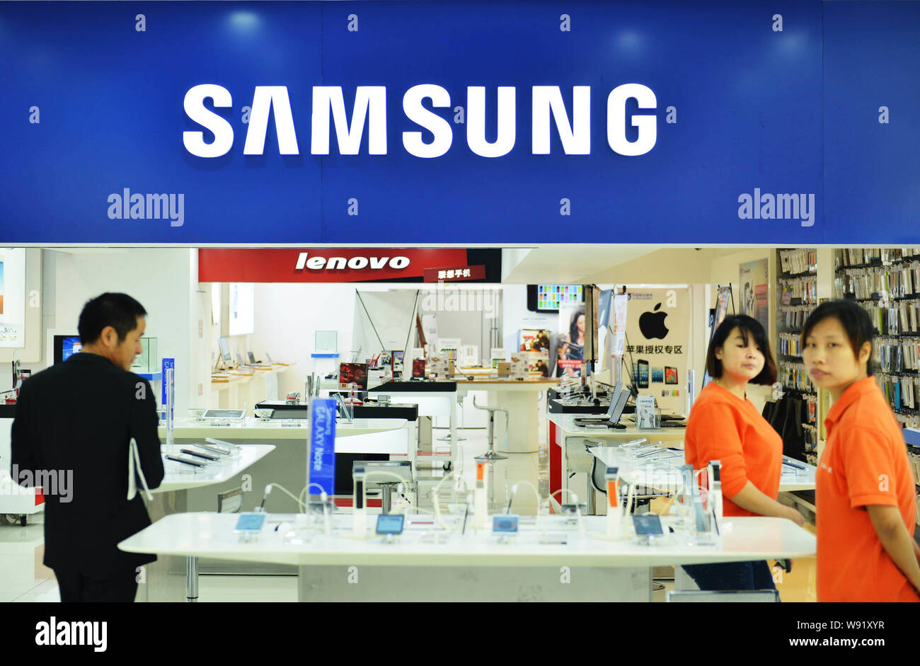 --FILE--A customer looks at Samsung smartphones at the counter of ...