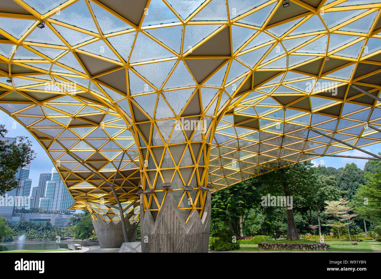 The Perdana Canopy, a unique structure of modern geometric design ...