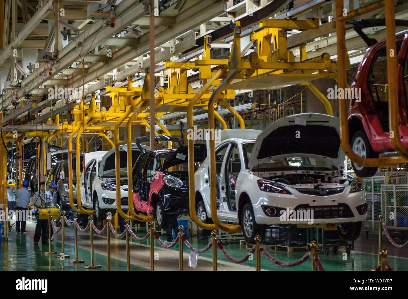 --FILE--Chinese workers assemble cars at the assembly line at an auto ...