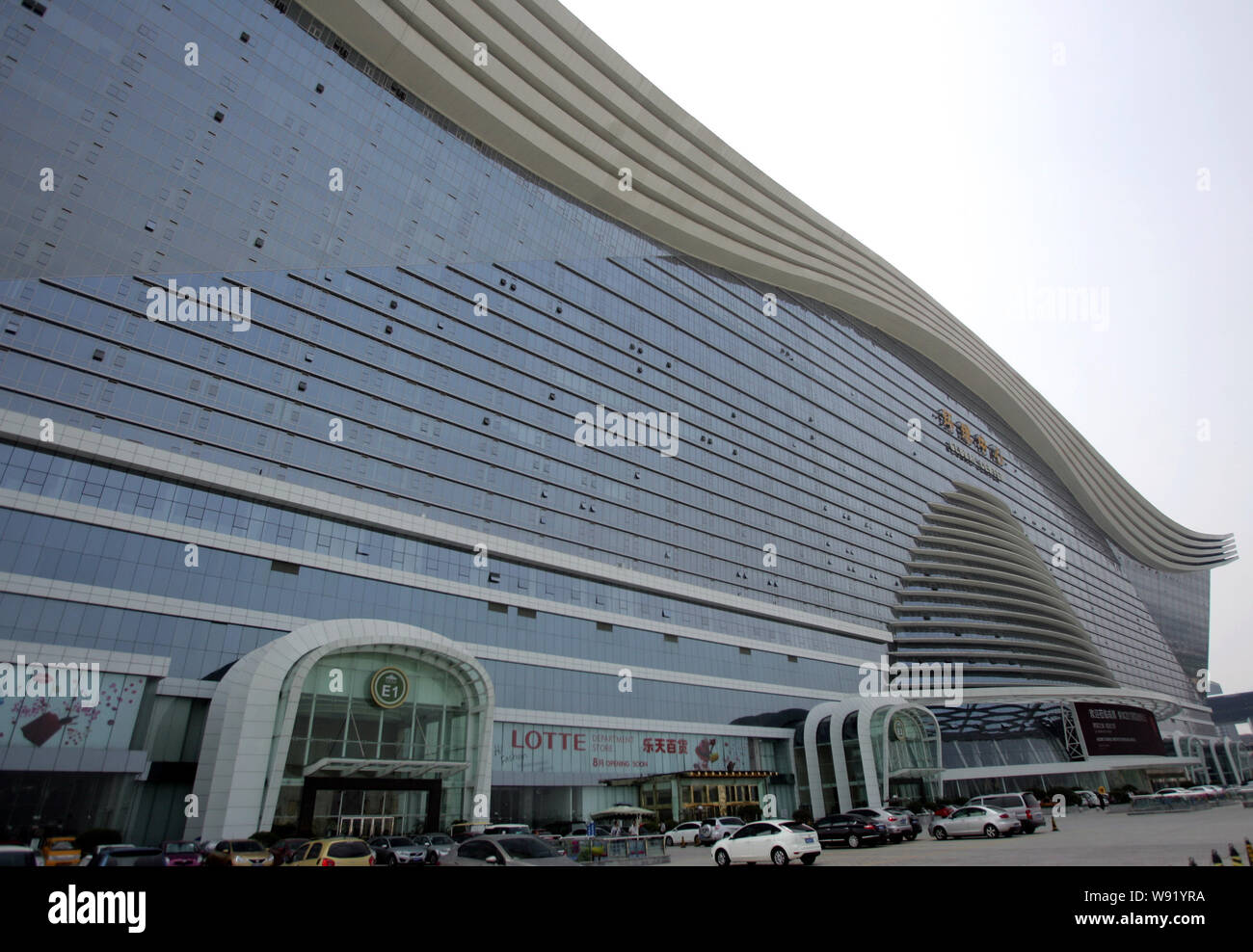New century global centre chengdu hi-res stock photography and images ...