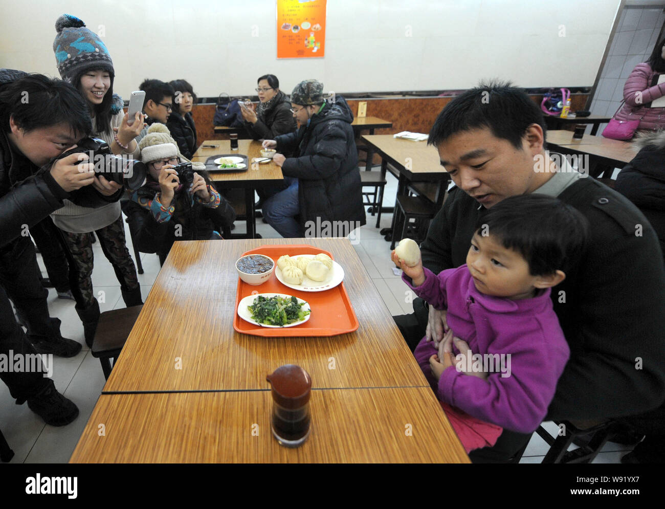 Customers pose with the same set of meals ordered by Chinese President ...