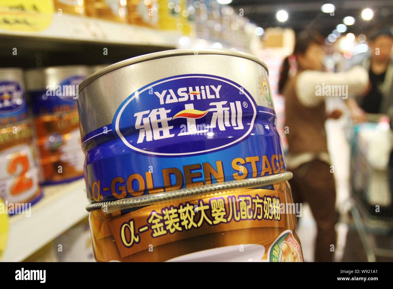 --FILE--A Chinese customer buys Yashily baby milk powder of Guangdong ...