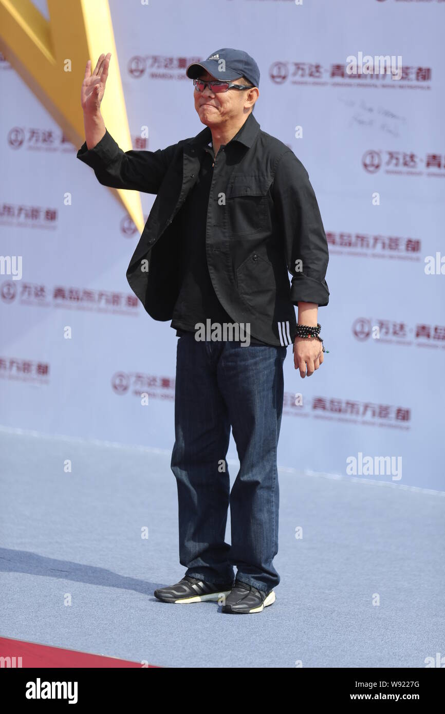 Chinese kungfu star Jet Li waves as he arrives at the opening ceremony ...