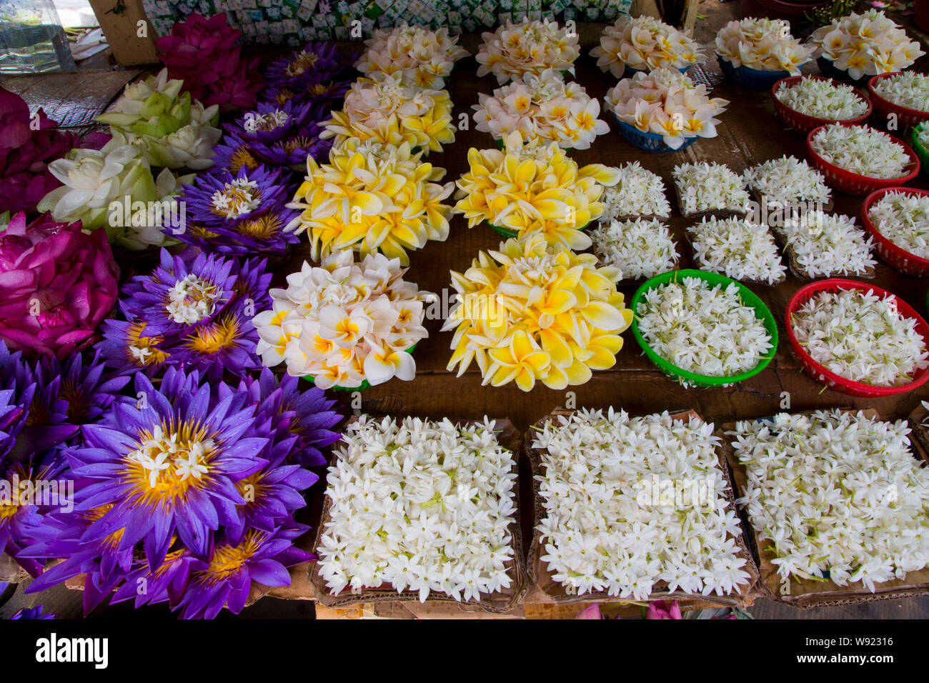 Fleurs pour offrandes hi-res stock photography and images - Alamy