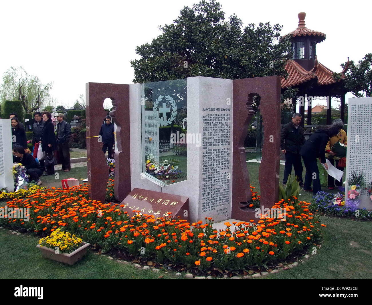 Group of people at a cemetery hi-res stock photography and images - Alamy