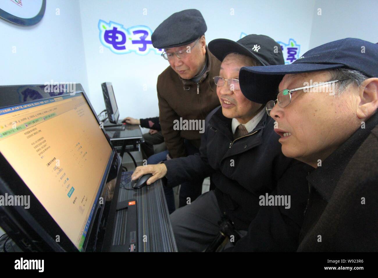 Elderly chinese men hi-res stock photography and images - Alamy