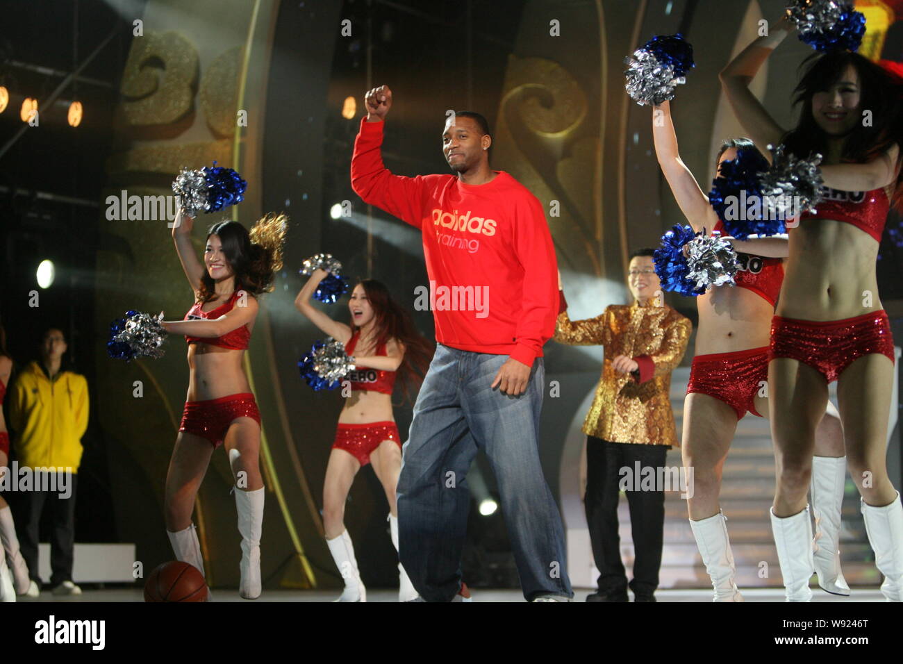 Tracy McGrady of the Qingdao Eagles basketball club, center, performs ...