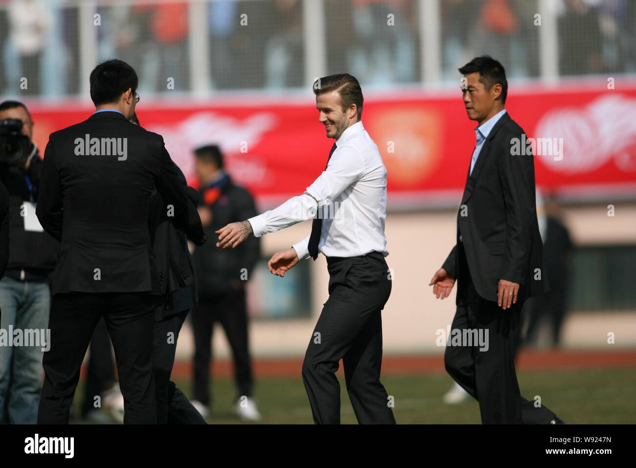 English soccer superstar David Beckham, left, plays with retired ...