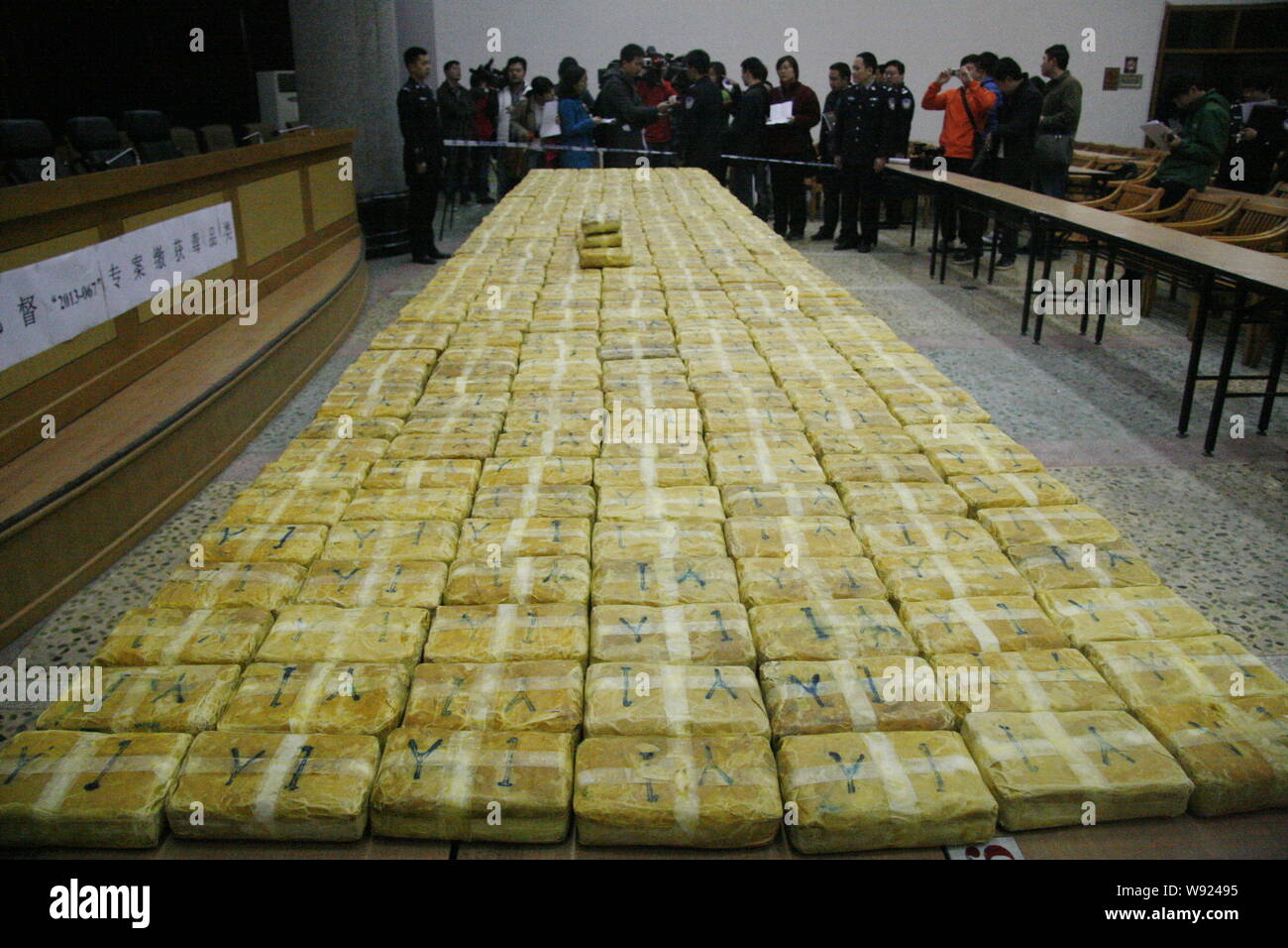 Police drug raid hi-res stock photography and images - Alamy