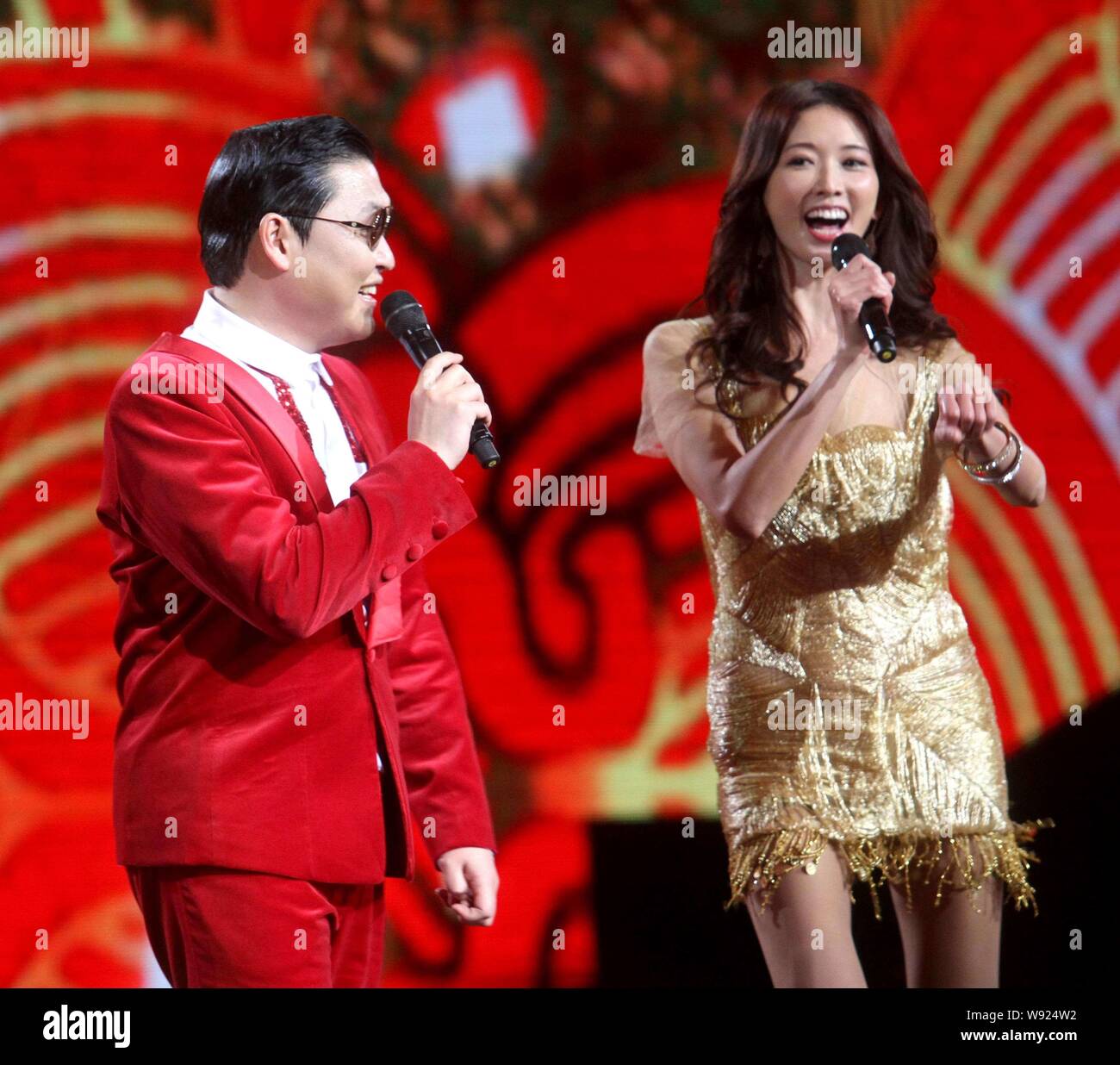 Taiwanese supermodel and actress Lin Chi-ling (right) and South Korean ...