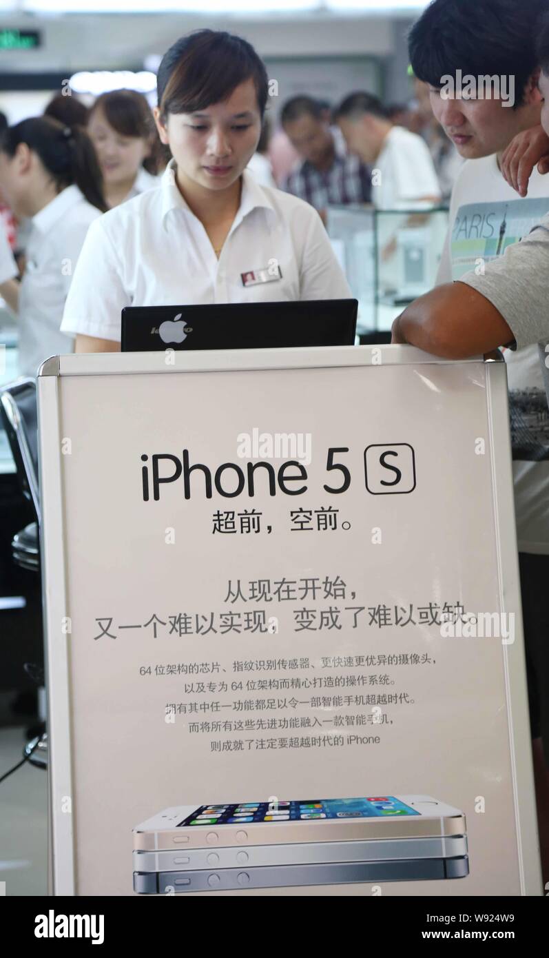 Apple iphone advertisement hi-res stock photography and images - Alamy