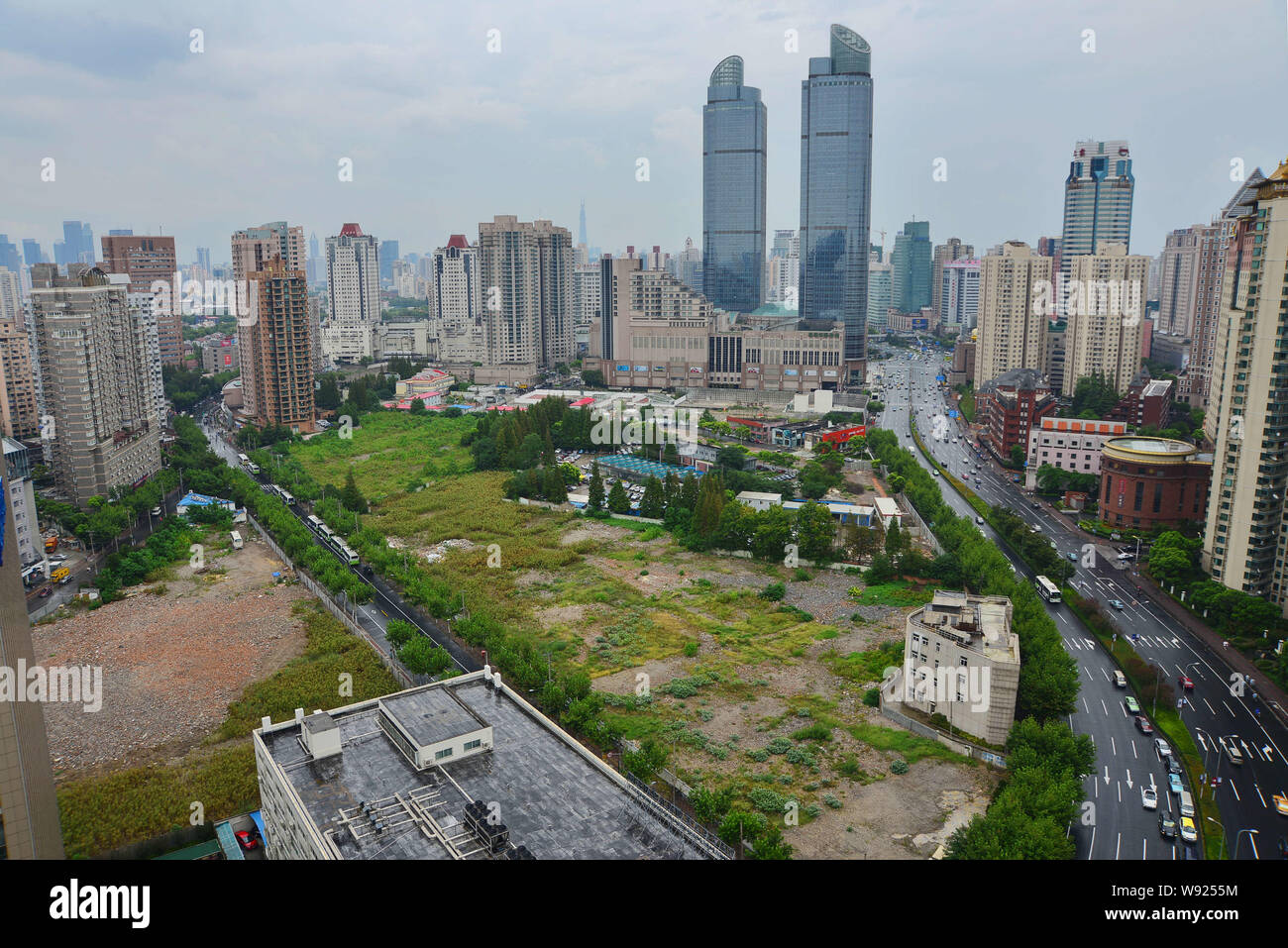 Center hung hi-res stock photography and images - Alamy