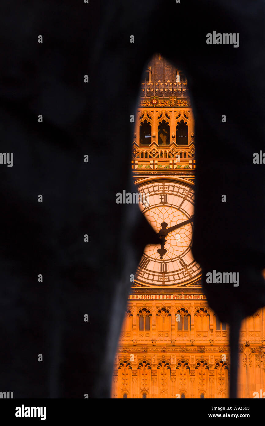 Big ben clock tower statue hi-res stock photography and images - Alamy