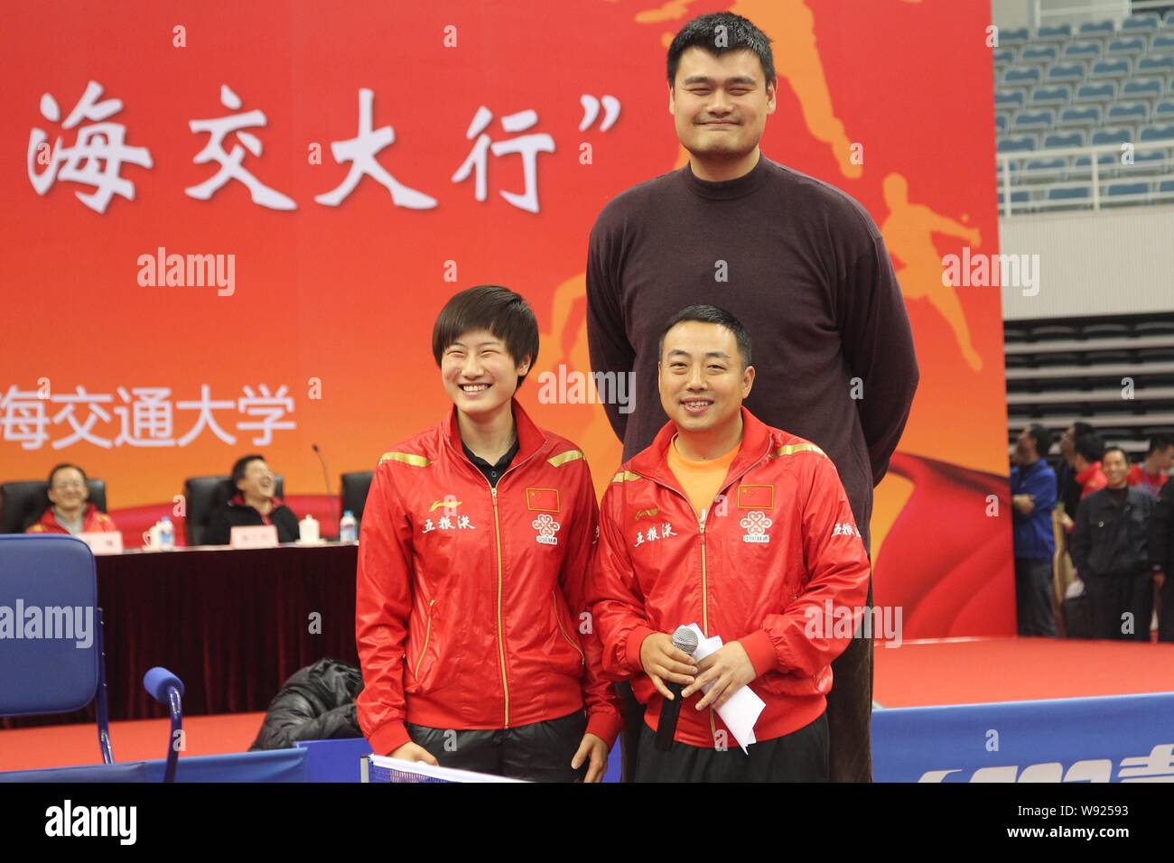 Former NBA basketball player Yao Ming, back, poses with Liu Guoliang ...
