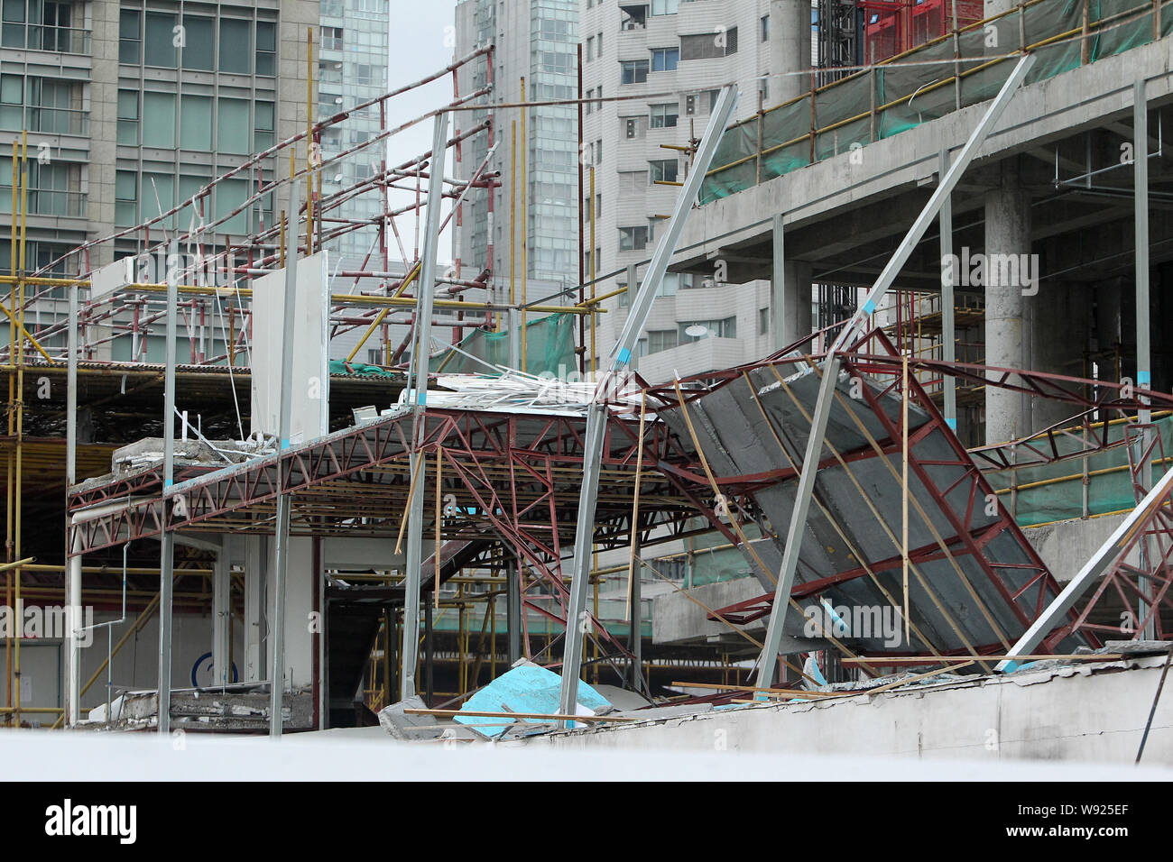 Scaffolding collapse hi-res stock photography and images - Alamy
