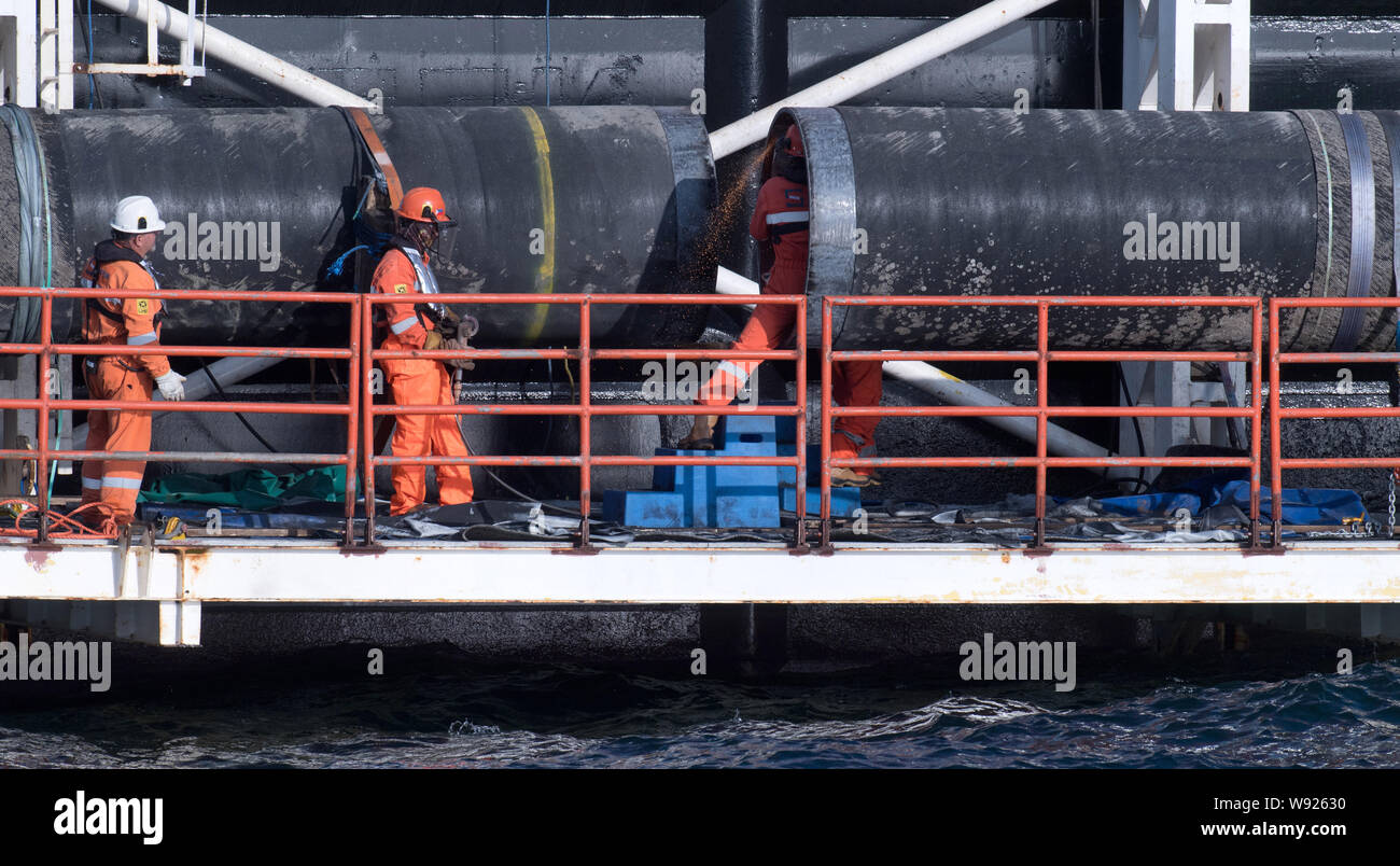 Sassnitz, Germany. 12th Aug, 2019. On a platform at the pipeline laying ...