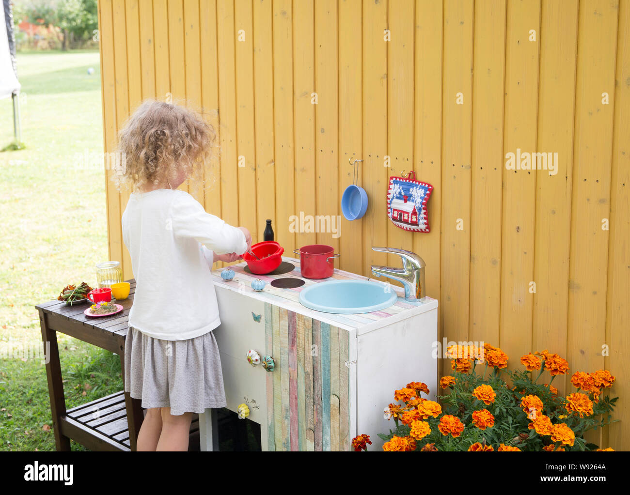 Children play in mud hi-res stock photography and images - Alamy