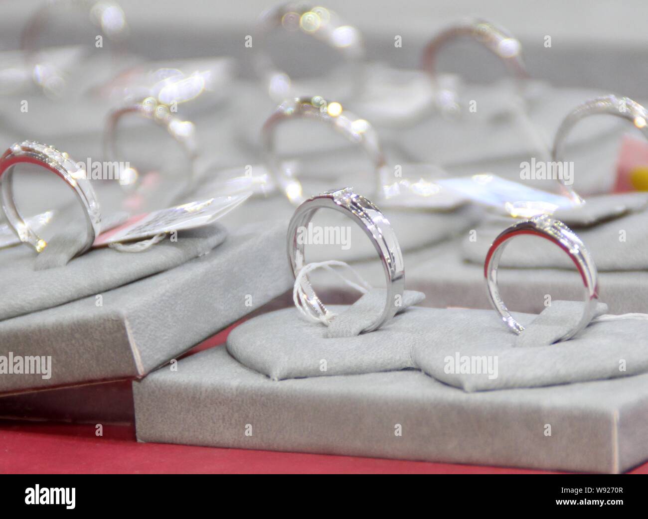 Exhibition diamond jewellery hi-res stock photography and images - Alamy